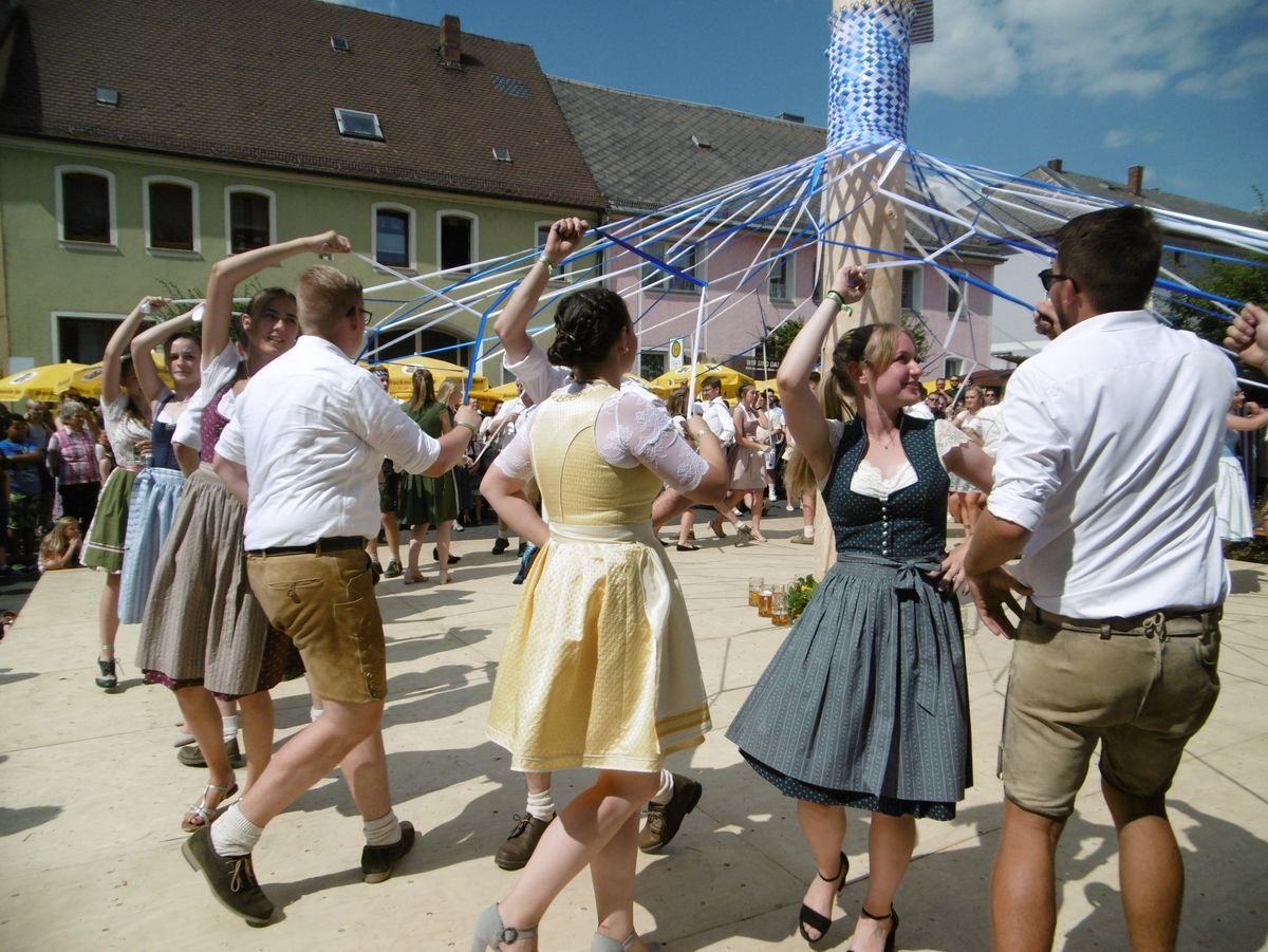 Markt Hahnbach: 22 Kirwapaare tanzen den Kirwabaum aus