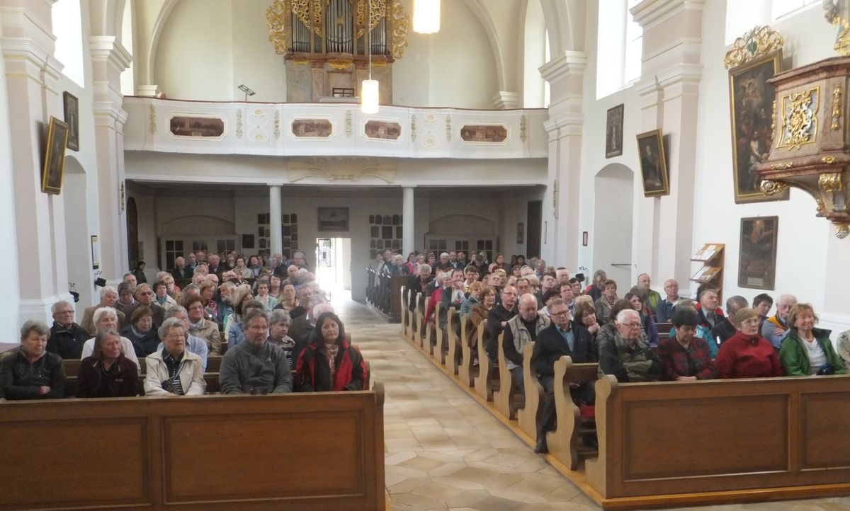 Markt Hahnbach: AOVE-Führung "Kirche und Wirtshaus mit Pfiff" auf dem Frohnberg ein voller Erfolg
