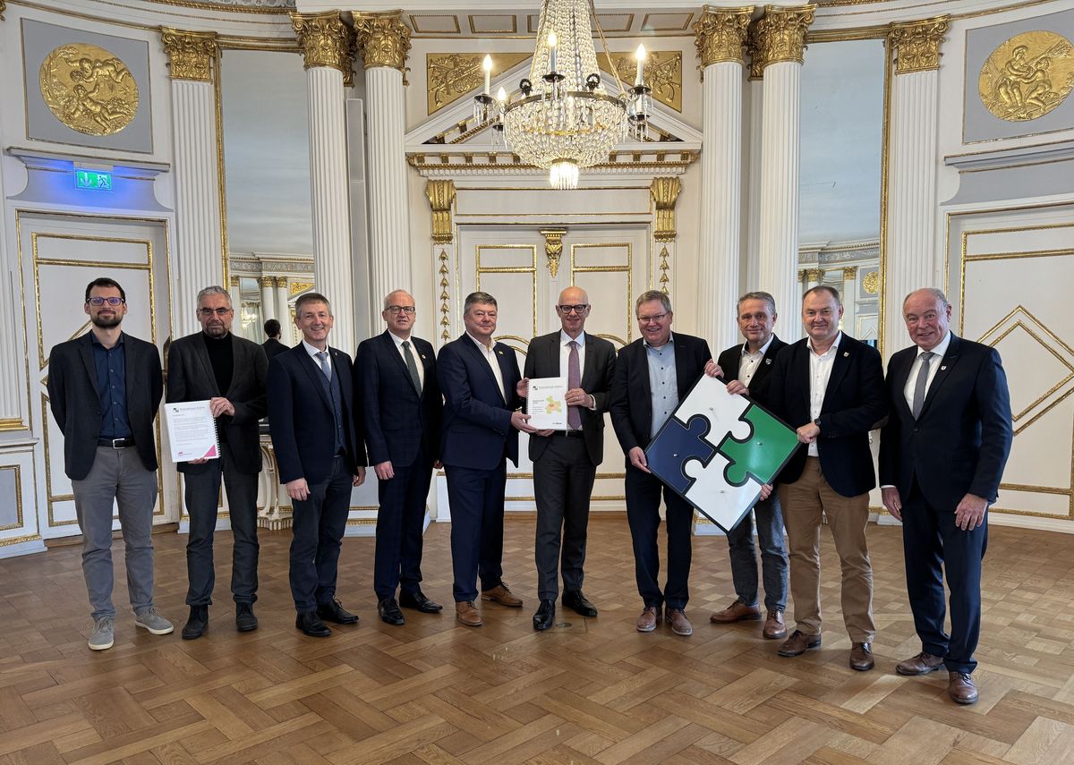 Markt Hahnbach: Masterplan 2035 für den Wirtschaftsraum Amberg offiziell übergeben