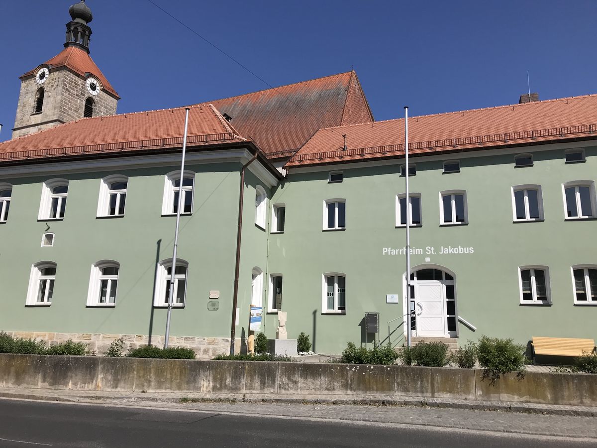 Markt Hahnbach: Der neue Pfarrsaal in reger Nutzung - die Geschichte des ehemaligen Klosters